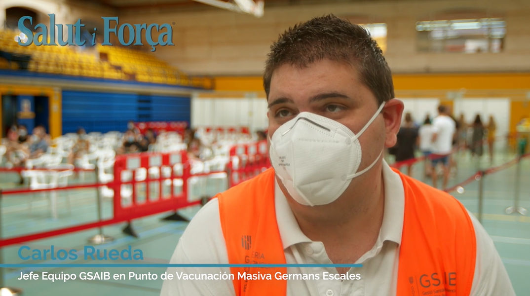Carlos Rueda, jefe del equipo GSAIB en el punto de vacunación masiva ...